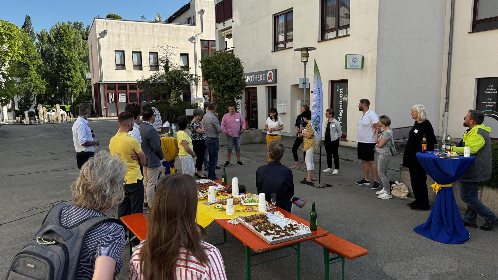 Netzwerken bei Sommerabendluft: Einblicke und Austausch im ...