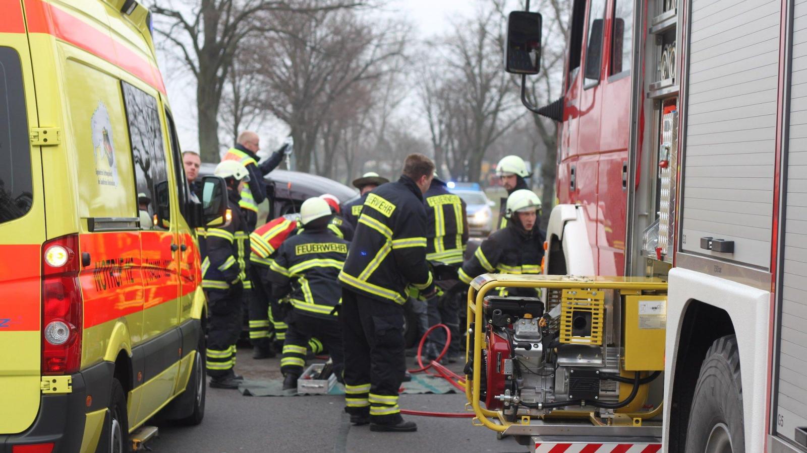 Unfall auf der B87: Feuerwehr befreit eingeklemmte Beifahrerin | Taucha kompakt