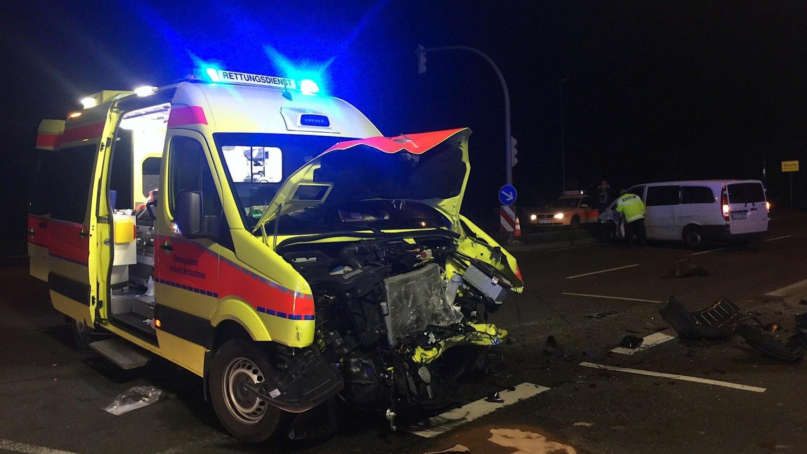 B87 vor Taucha: Schwerer Unfall mit Rettungswagen | Taucha kompakt